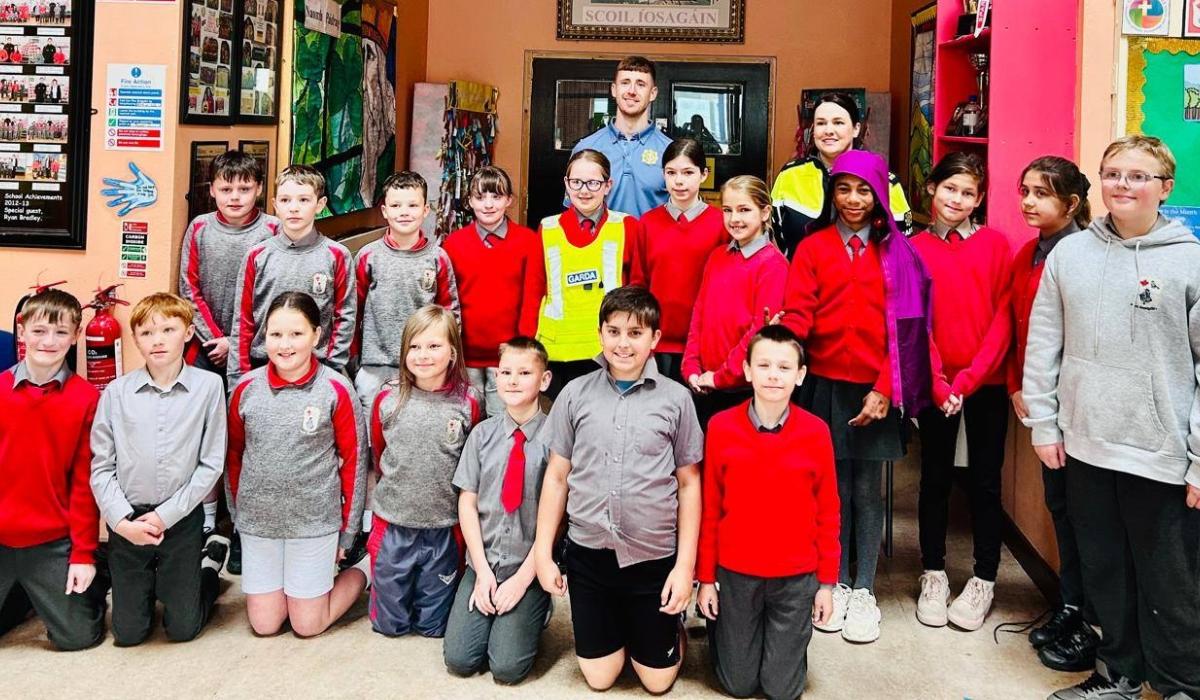 Gardaí Anne McGreal and Shaun Patton visit Scoil Íosagáin in Buncrana - Donegal Live