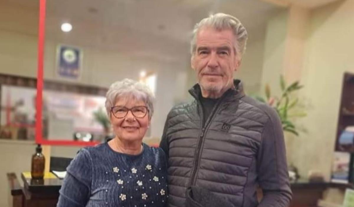 Pierce Brosnan ag caitheamh ama i nGaeltacht Ghaoth Dobhair - Donegal Live
